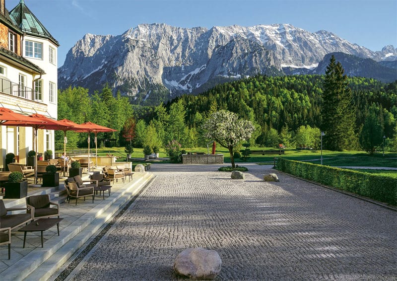 Schloss Elmau im Elmau Valley in den bayerischen Alpen